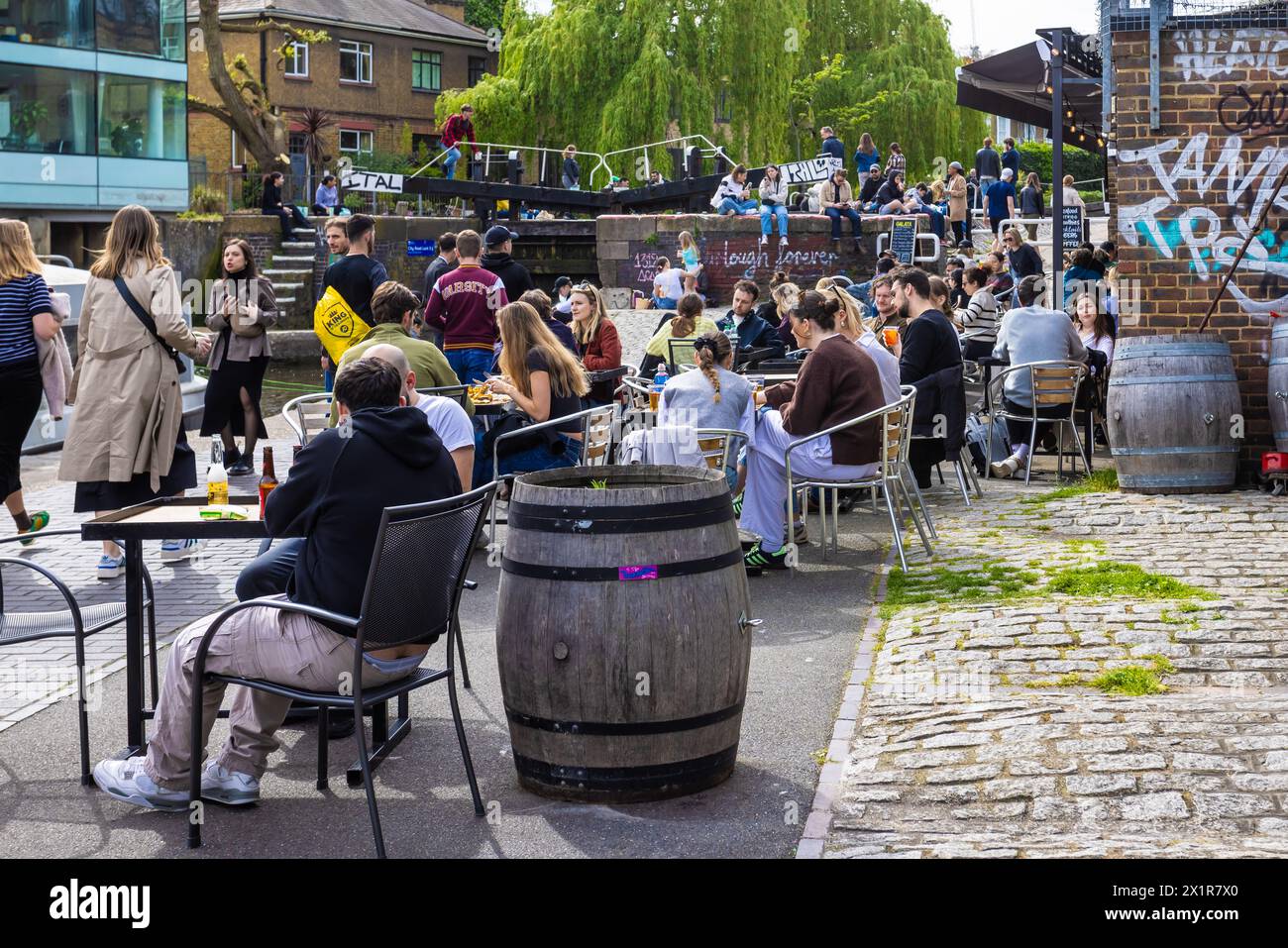 London City Road Lock on the Regent's Canal Stock Photo - Alamy