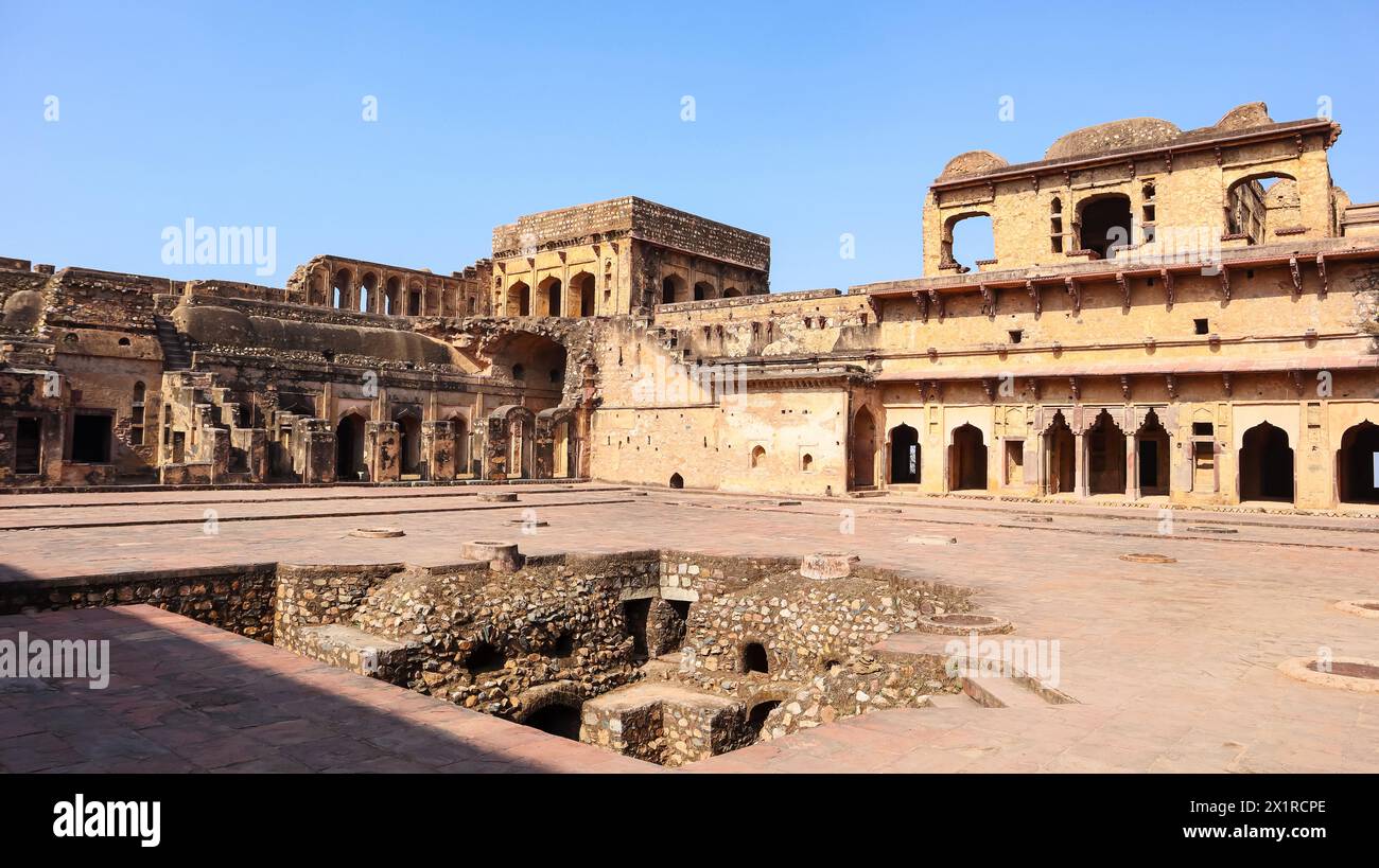 Inside View of Ruin Palace, Garh Kundar Fort, Niwari, Madhya Pradesh ...
