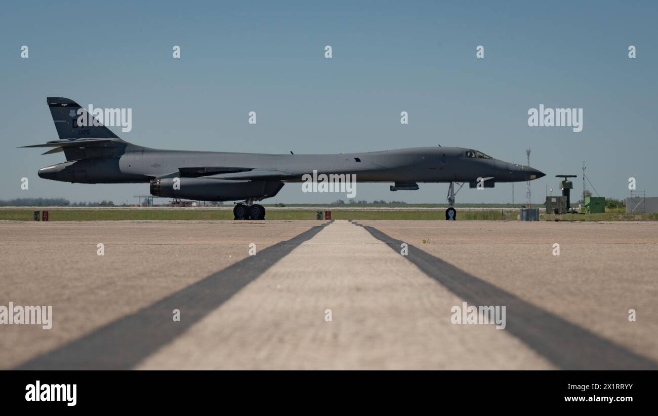 A B-1B Lancer with the 9th Expeditionary Bomb Squadron from Dyess Air ...
