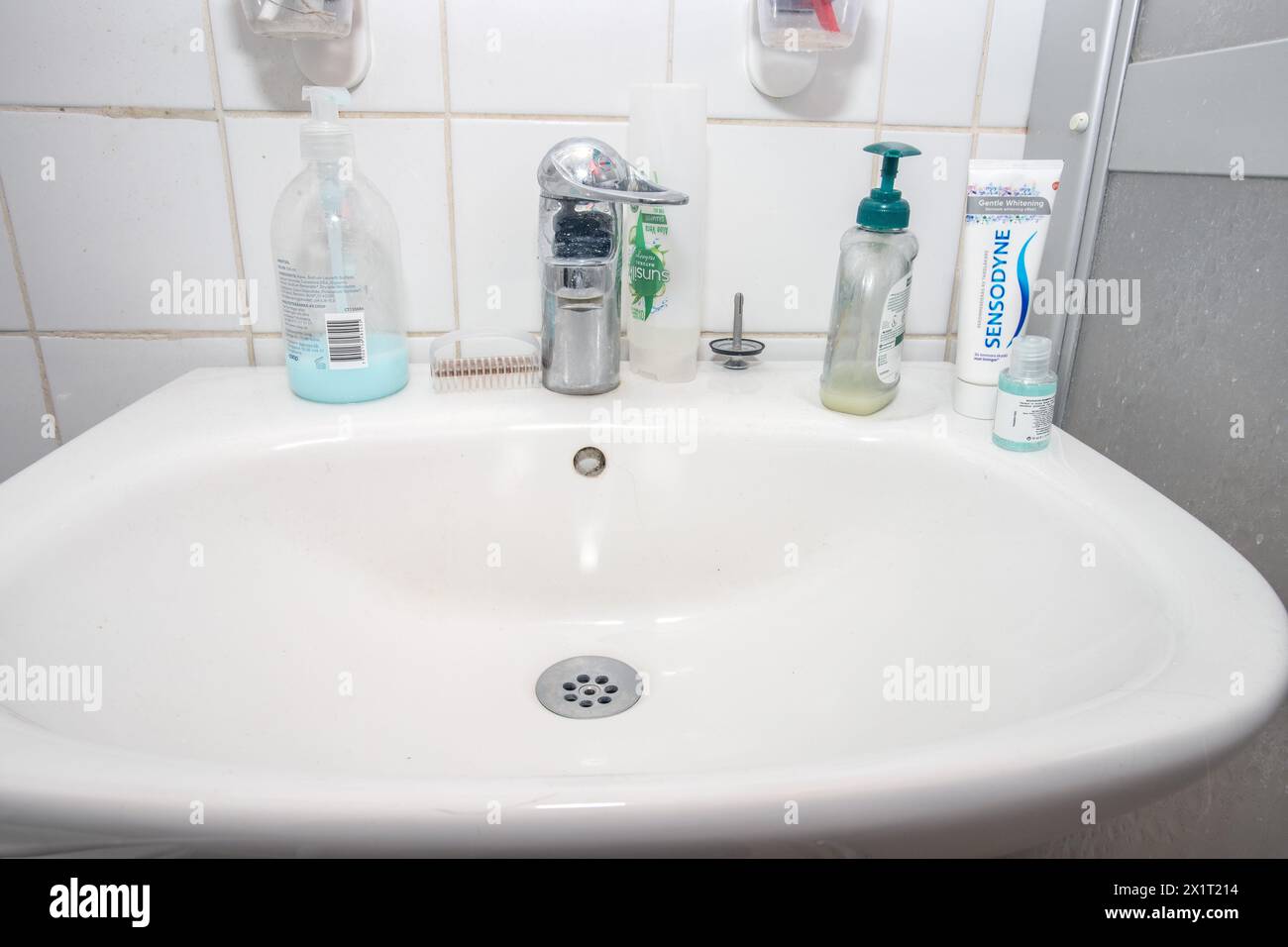 Sink in an ordinary family bathroom Stock Photo - Alamy