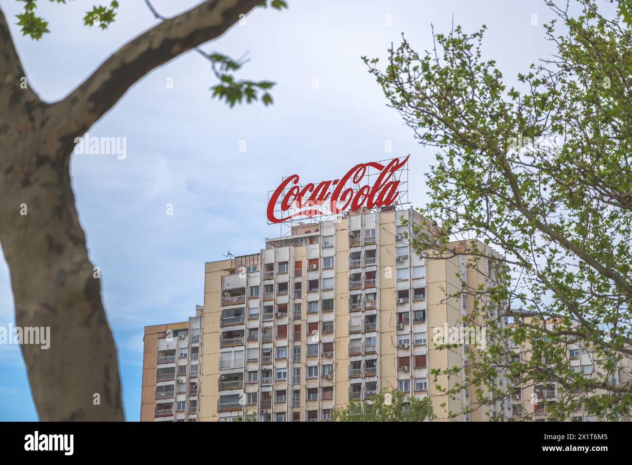Skyscraper coca cola logo hi-res stock photography and images - Alamy
