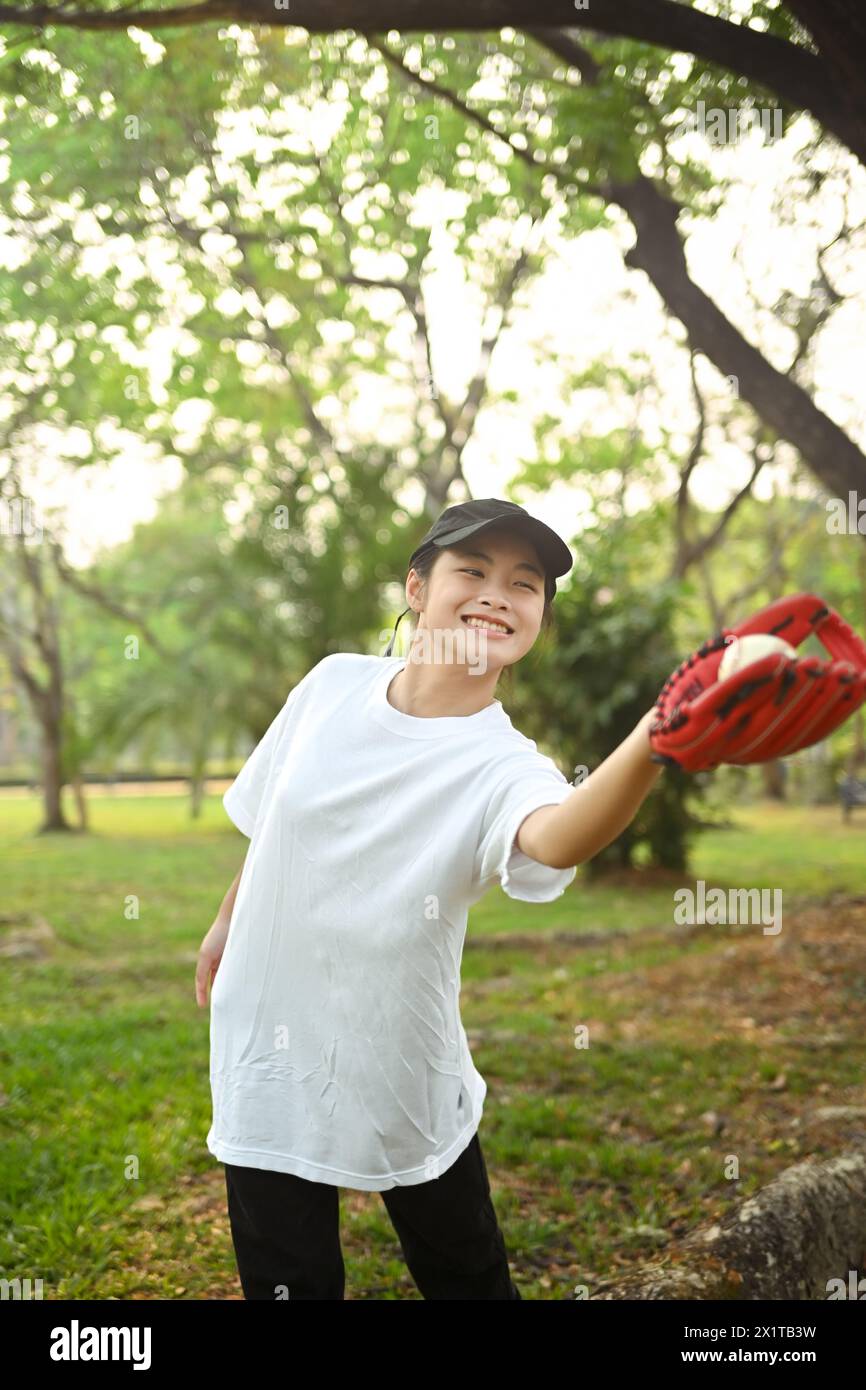 Teenage girl playing baseball hi-res stock photography and images - Alamy