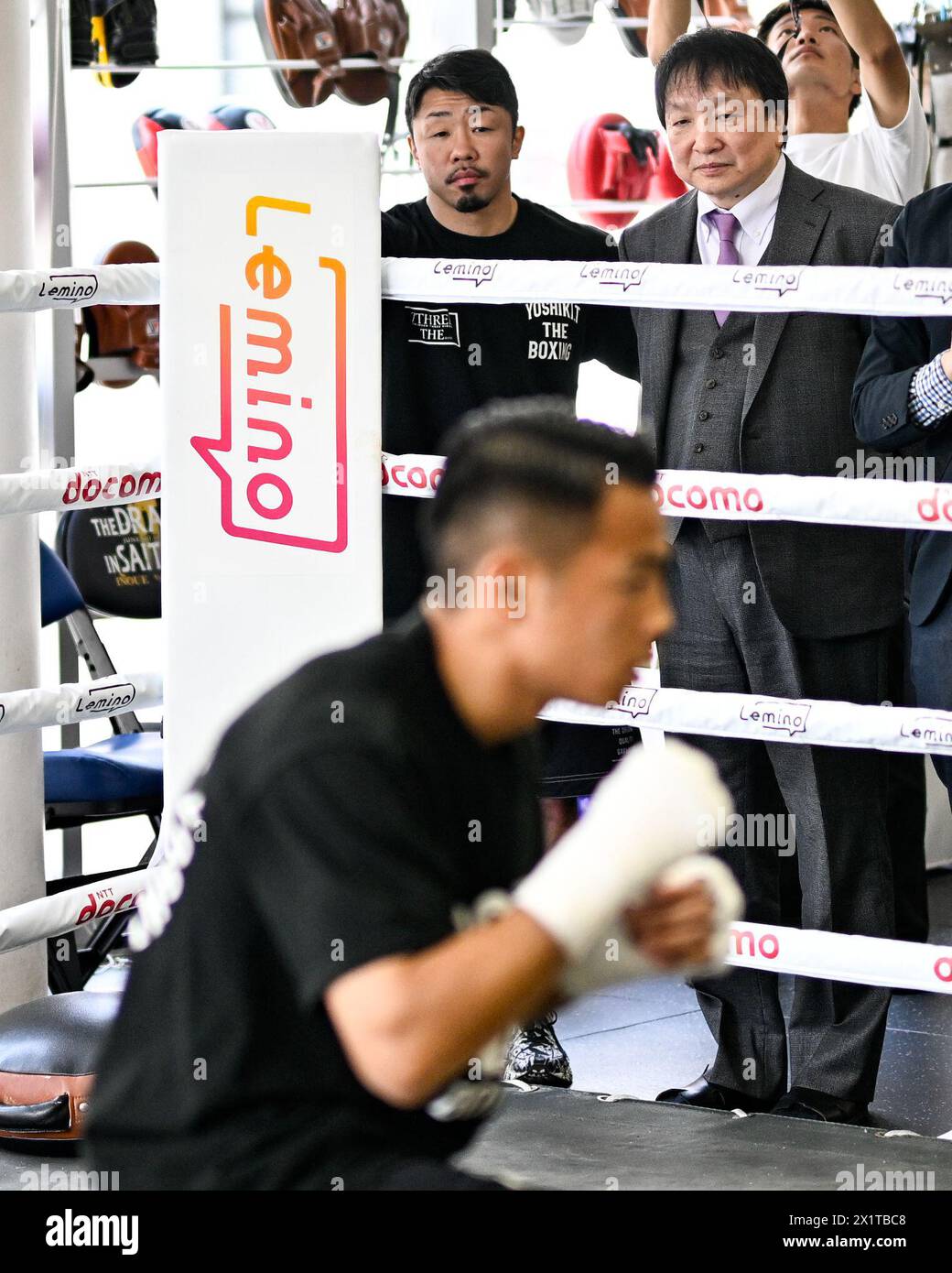 Yoshiki Takei, Japanese professional boxer trains with trainer Akira ...