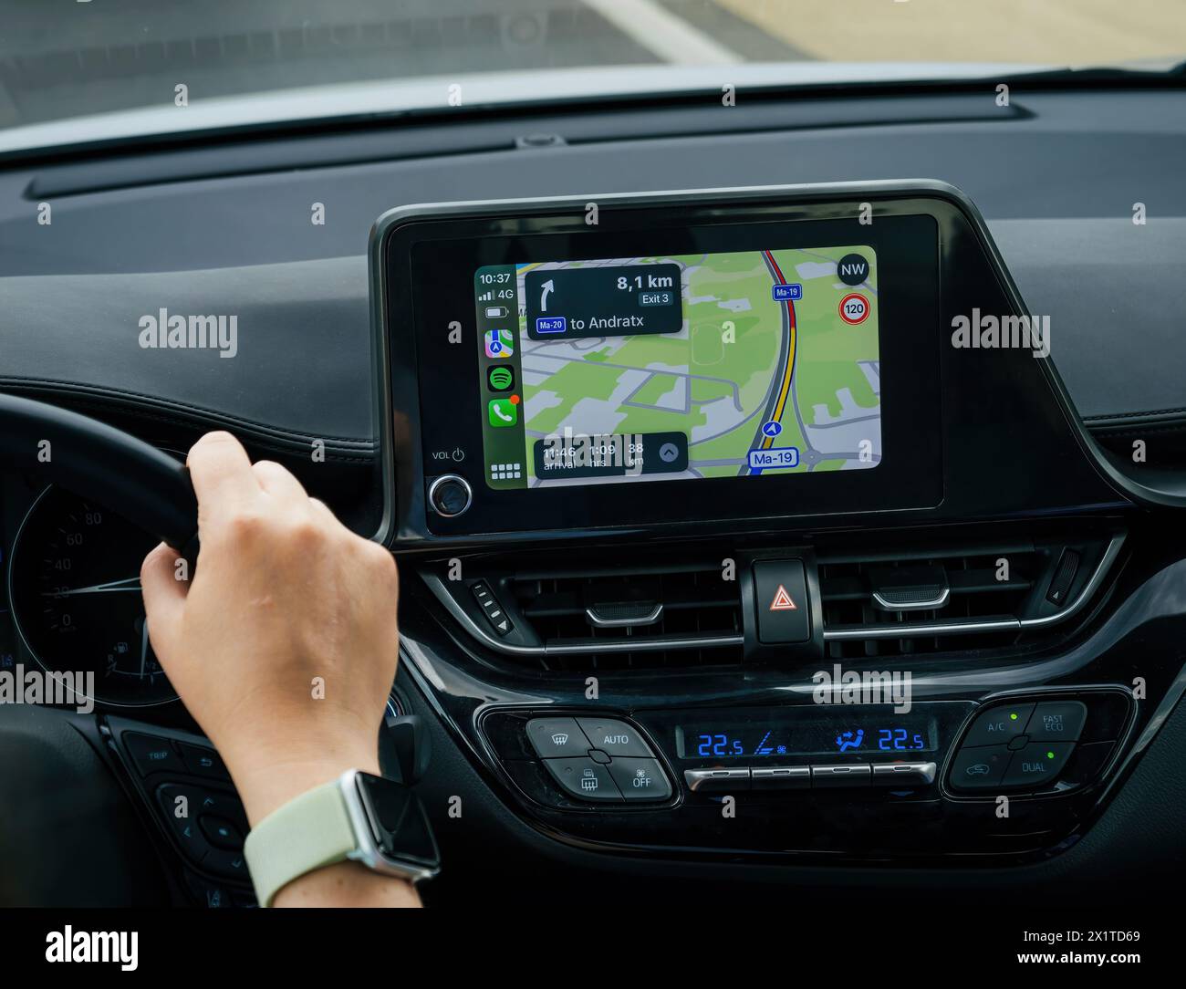 Apple smartwatch map hi-res stock photography and images - Alamy