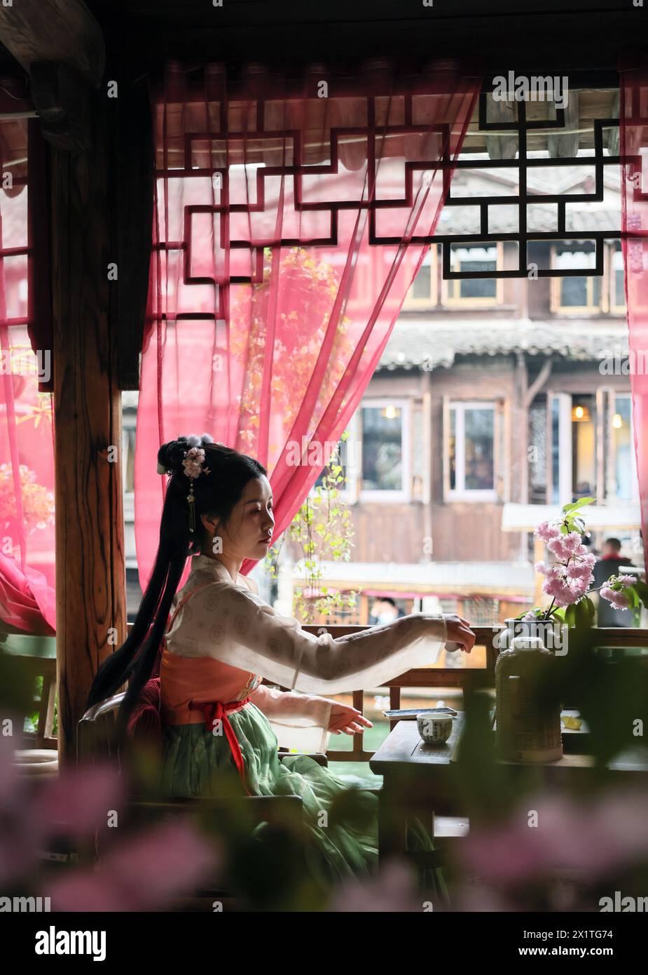 (240418) -- JIAXING(ZHEJIANG), April 18, 2024 (Xinhua) -- A tourist ...