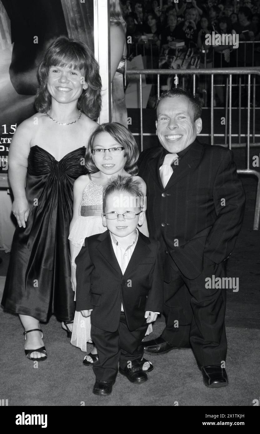 **FILE PHOTO** Samantha Davis Has Passed Away. Warwick Davis with wife ...