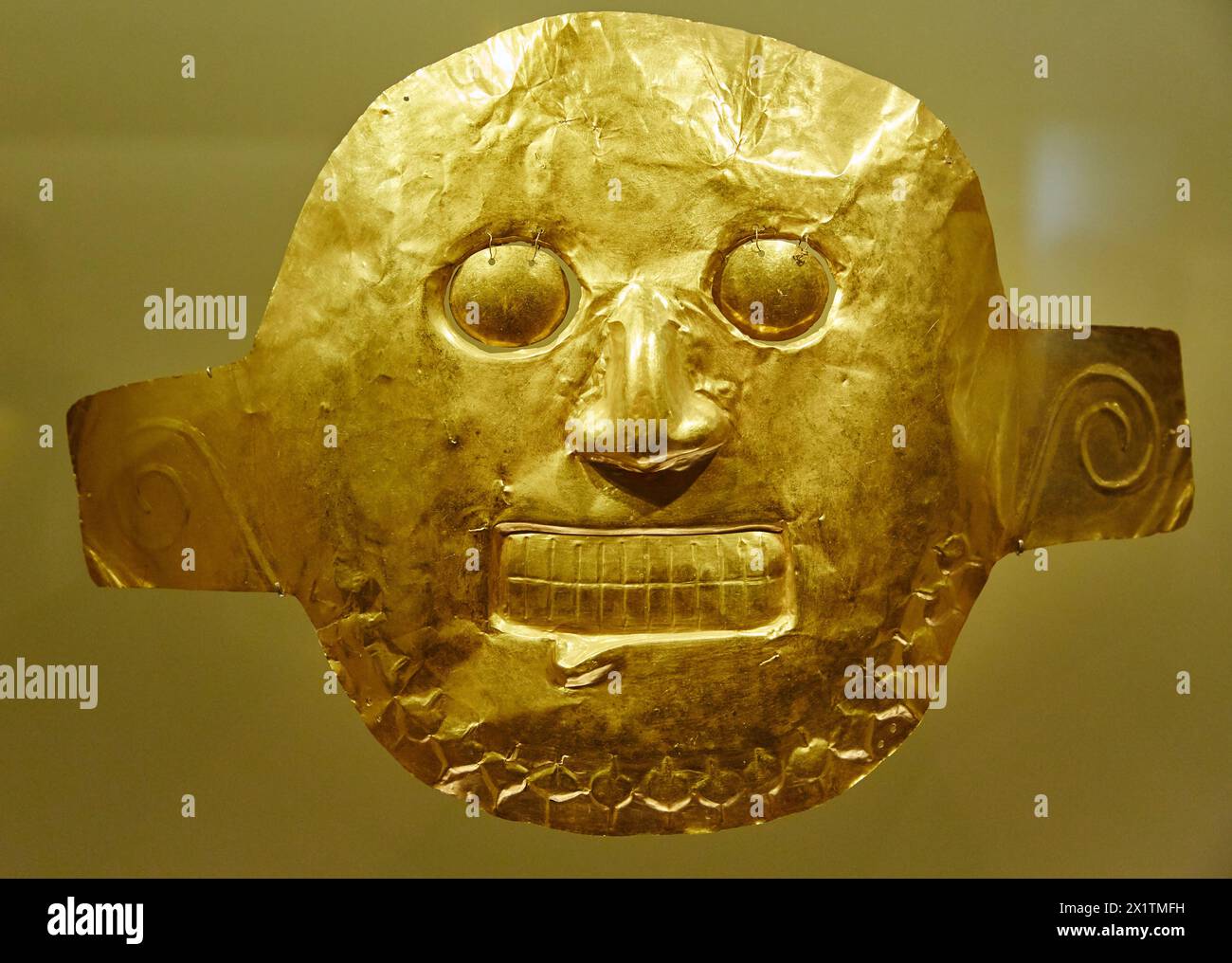 Golden mask, 200 a.C., Palmira, Valle del Cauca, Calima, Museo del Oro ...