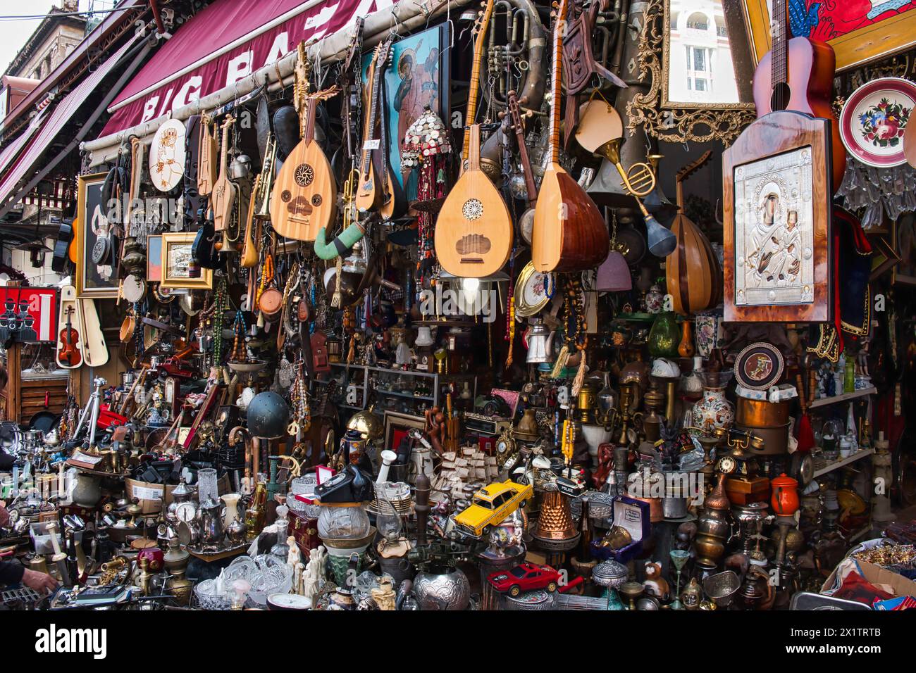 Outside antique bric a brac shop hi-res stock photography and images ...