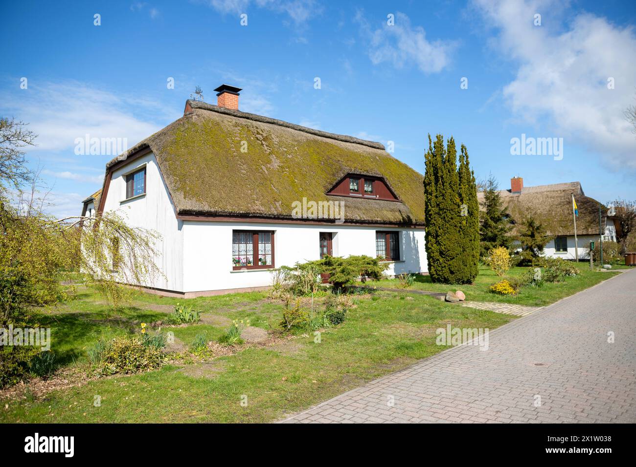 Ein mit Reet gedecktes Ferienhaus im Seebad Vitte auf Hiddensee. GER ...