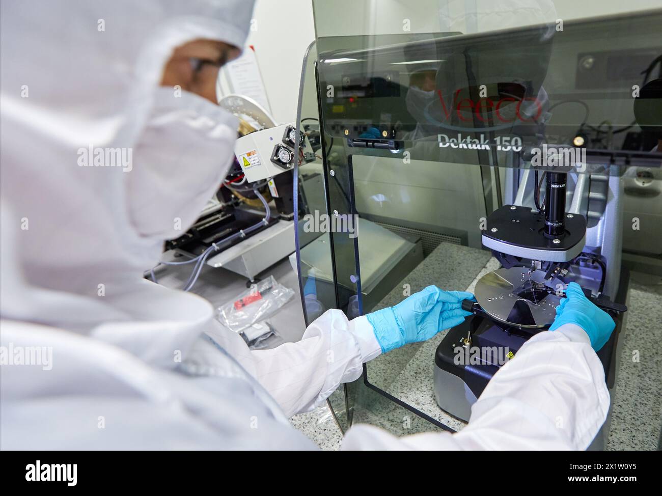 Cleanrooms laboratory hi-res stock photography and images - Alamy
