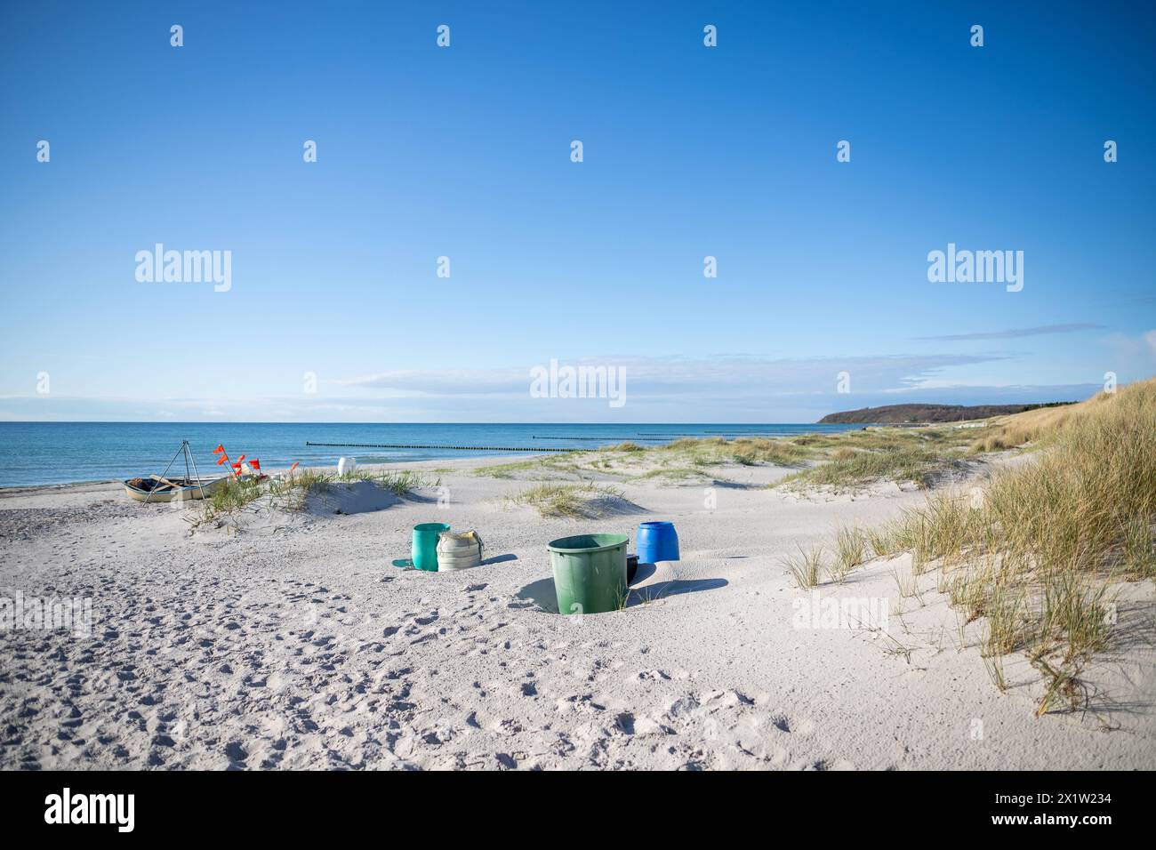 Blick auf den Weststrand von Hiddensee mit Fischerboot und ...