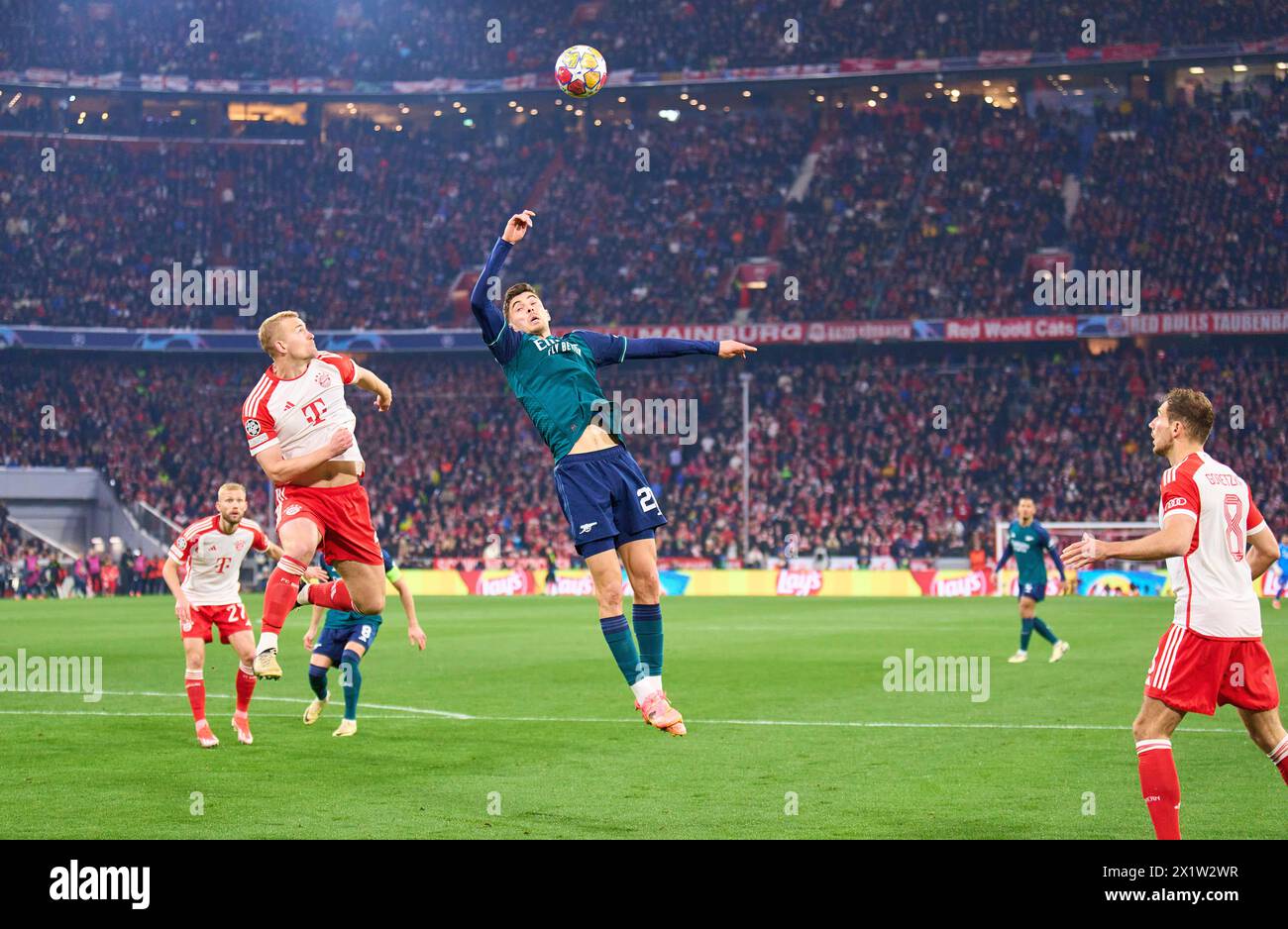 Matthijs de Ligt, FCB 4 compete for the ball, tackling, duel, header ...