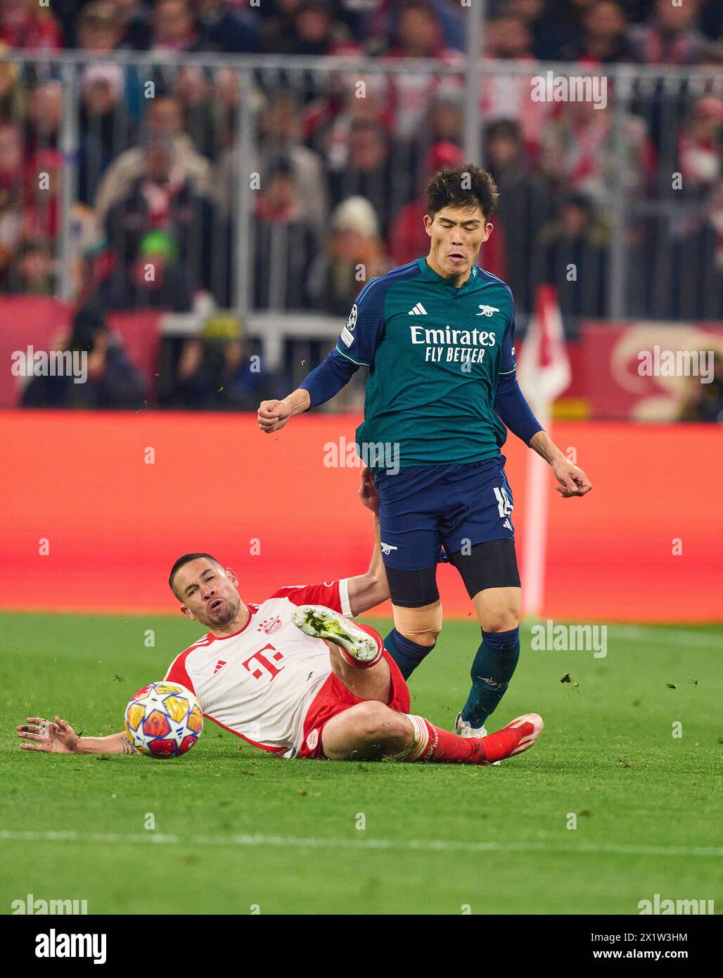 Takehiro Tomiyasu, Arsenal 17 compete for the ball, tackling, duel ...