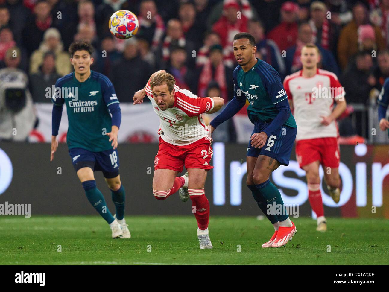 Harry Kane, FCB 9 compete for the ball, tackling, duel, header ...