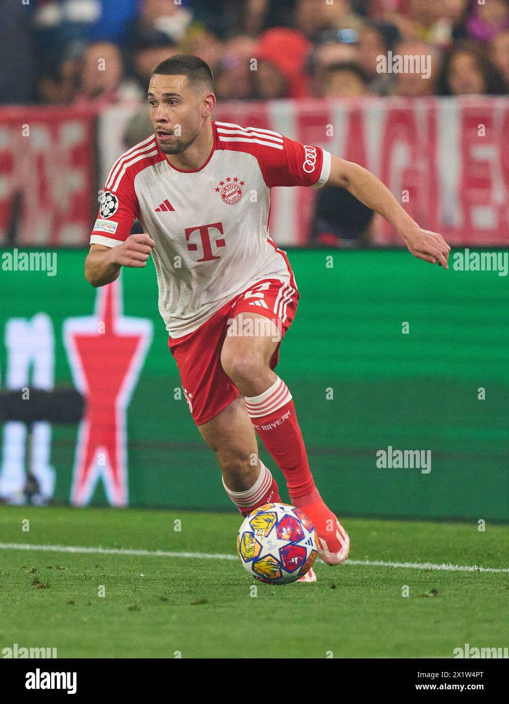 Raphael Guerreiro, FCB 22 in the quarter final match FC BAYERN MUENCHEN ...