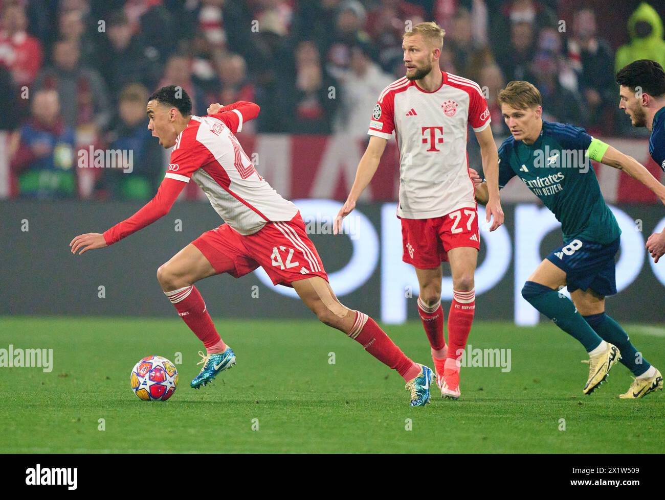 Jamal MUSIALA, FCB 42 Konrad Laimer, FCB 27 compete for the ball ...