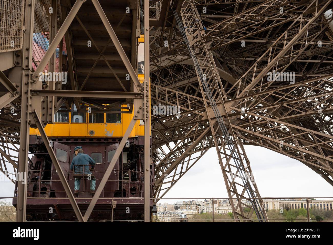 Eiffel tower lift hi-res stock photography and images - Alamy