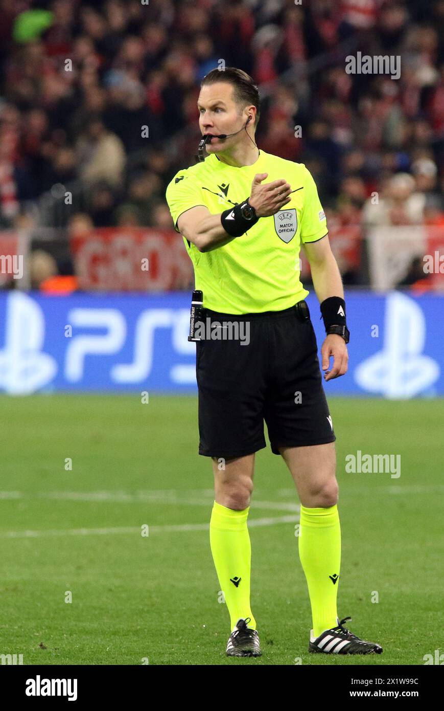 Fussball referee danny makkelle hi-res stock photography and images - Alamy