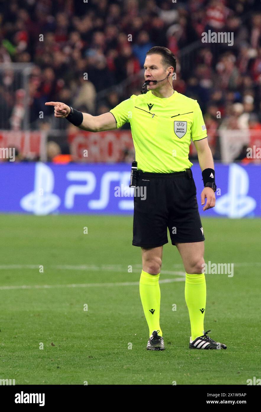 Fussball referee danny makkelle hi-res stock photography and images - Alamy