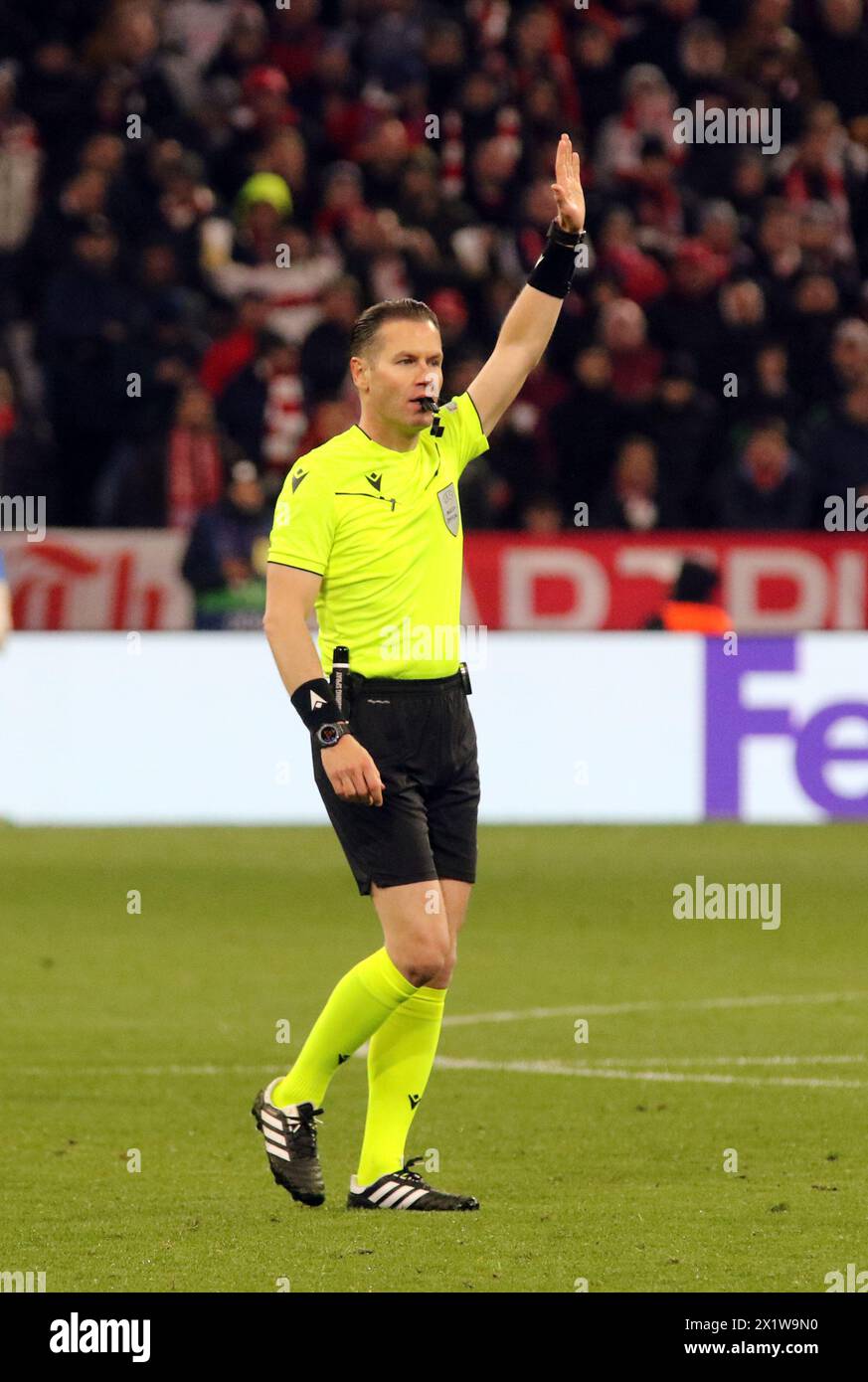 Fussball referee danny makkelle hi-res stock photography and images - Alamy