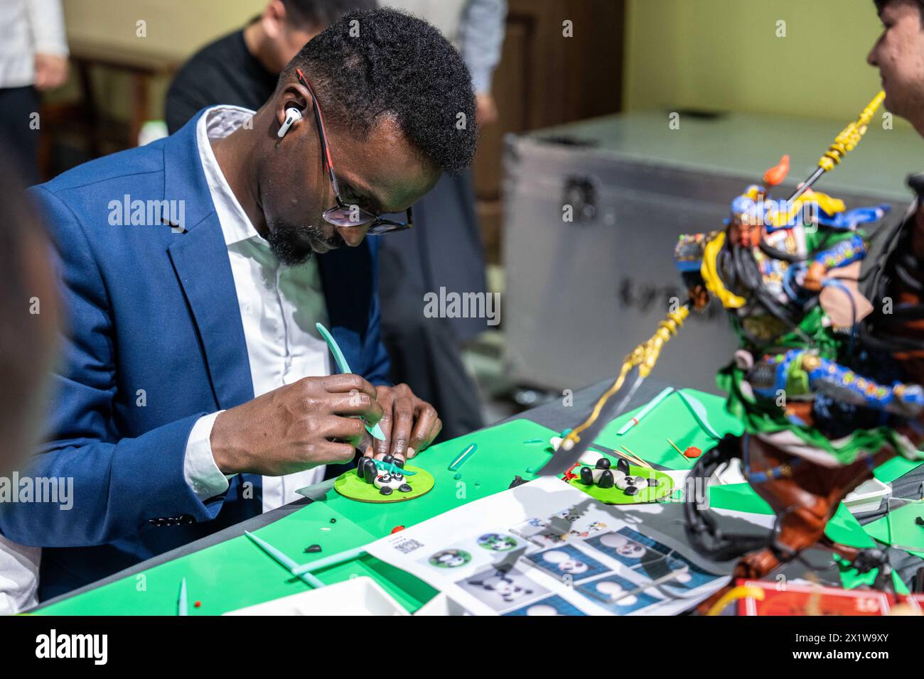 (240418) -- CHANGSHA, April 18, 2024 (Xinhua) -- International students ...