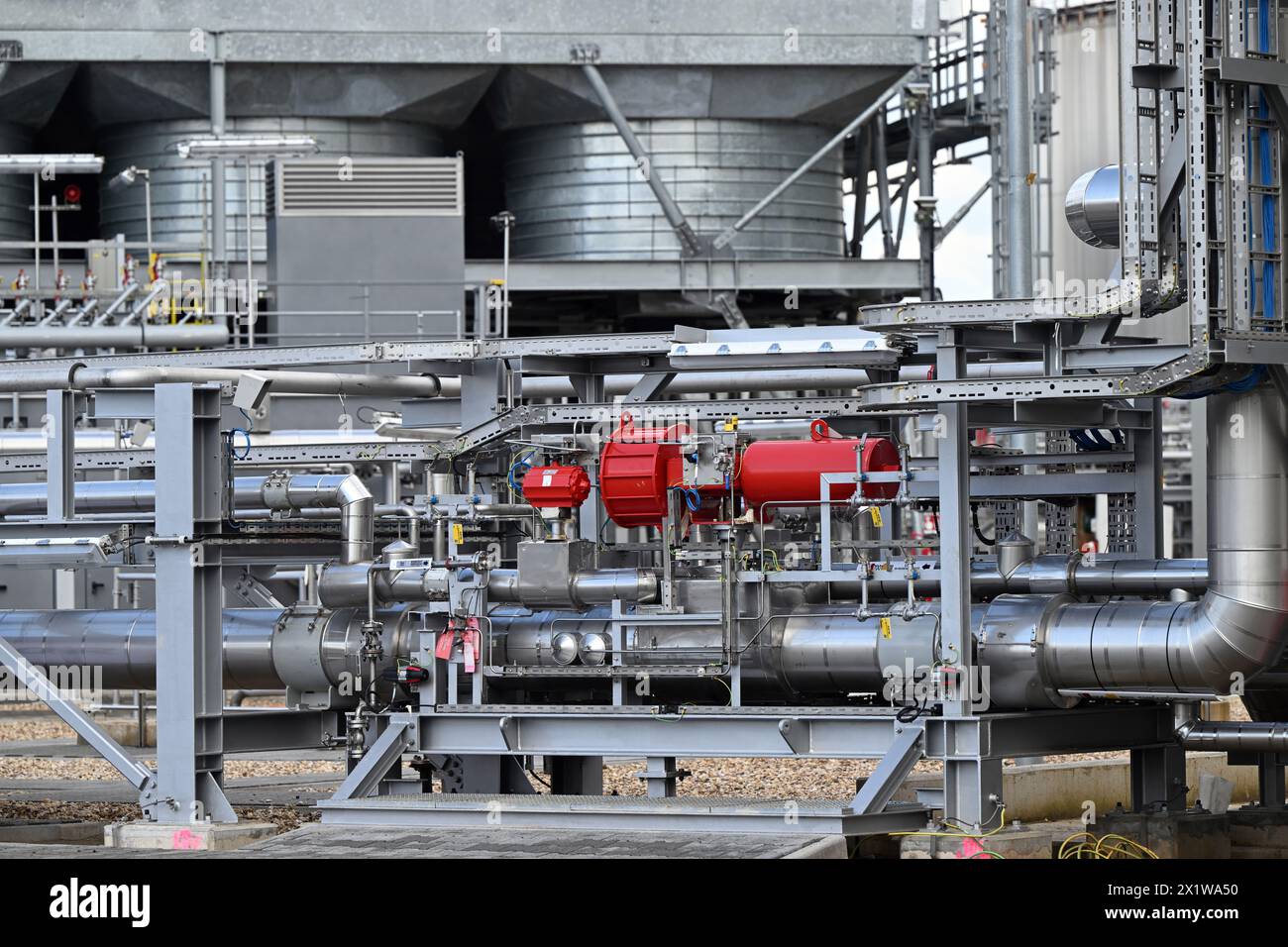 18 April 2024, North Rhine-Westphalia, Cologne: A new bio-LNG plant is ...