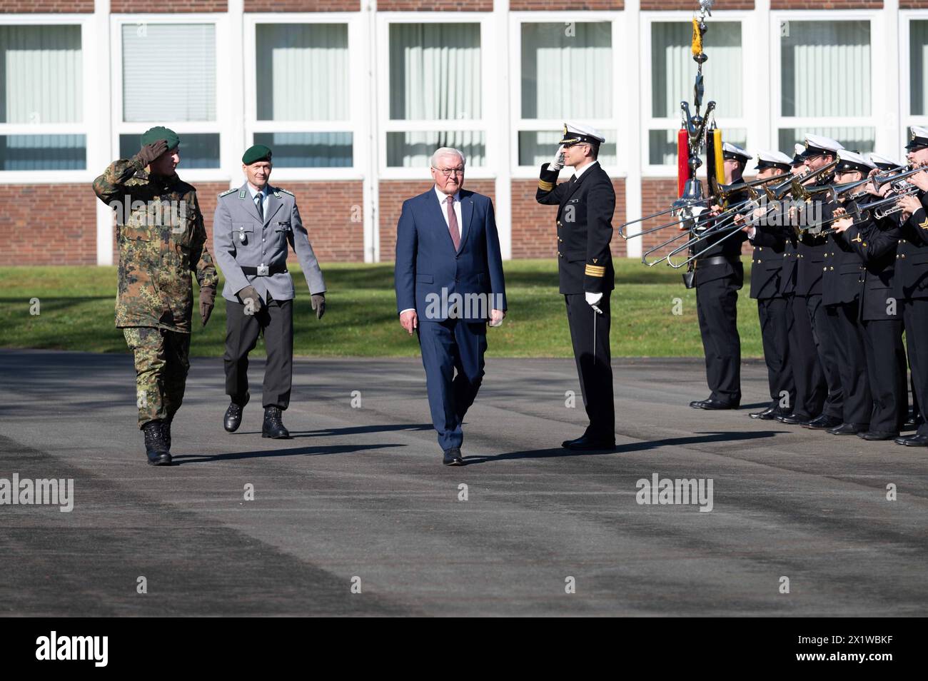 Bundespraesident Frank-Walter STEINMEIER wird mit militaerischen Ehren ...