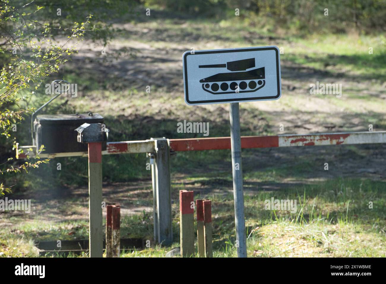 Schild PANZER, allgemein, feature, Randmotiv, Symbolfoto vor einem ...
