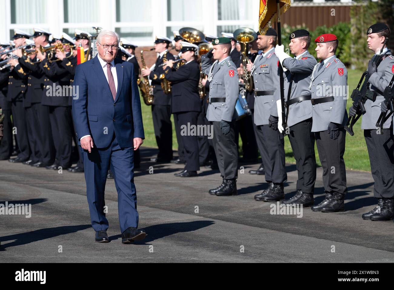 Bundespraesident Frank-Walter STEINMEIER wird mit militaerischen Ehren ...