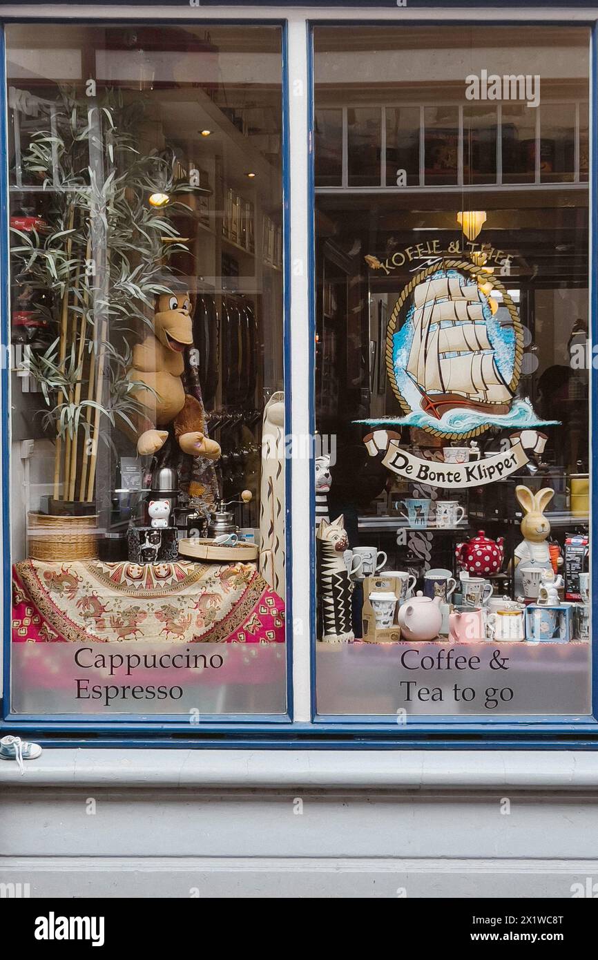Window of a cafe, window, decorated, lovingly, porcelain, cups ...