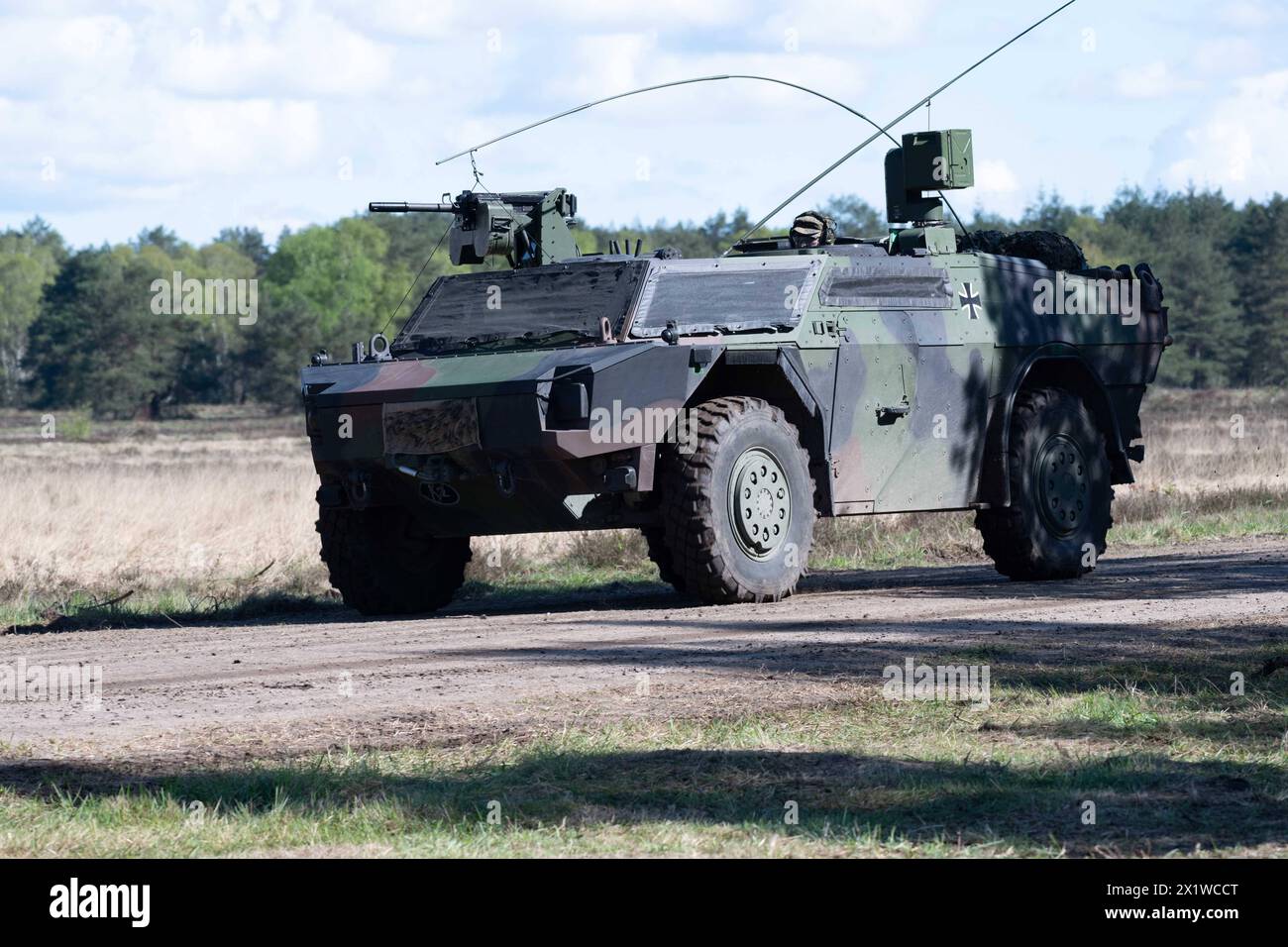 Panzer FENNEK mit Radaranlage, Bundespraesident Frank-Walter STEINMEIER ...