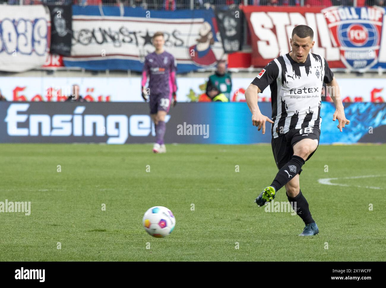 Football match, Stefan LAINER Borussia Moenchengladbach Pass in die ...