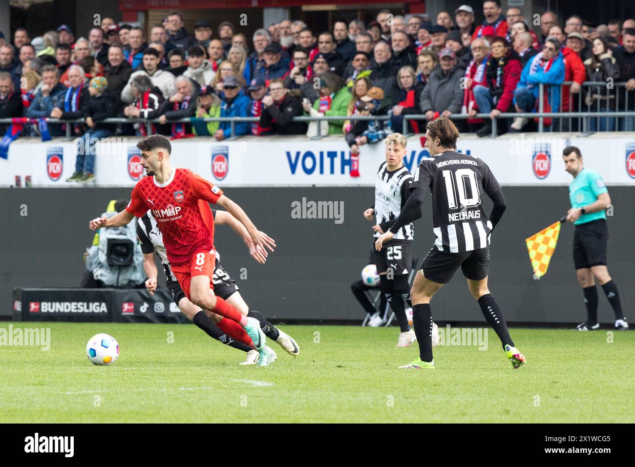 Football match, Eren DINKCI 1.FC Heidenheim left, Robin HACK and ...