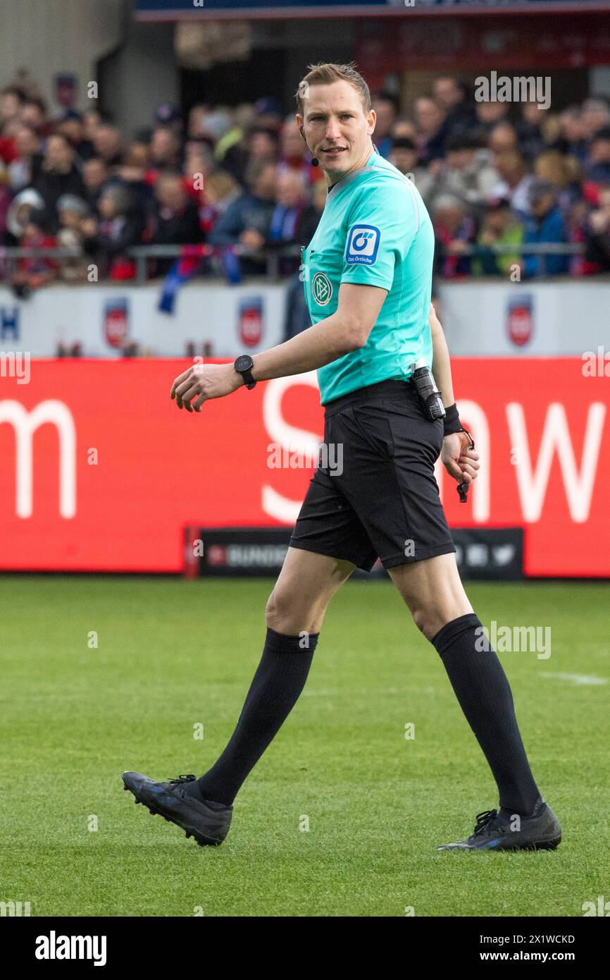 Football match, referee Martin PETERSEN in step, football stadium Voith ...
