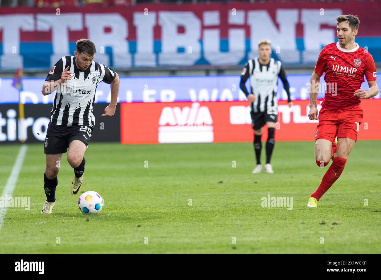 Football match, Joe SCALLY Borussia Moenchengladbach left in a sprint ...