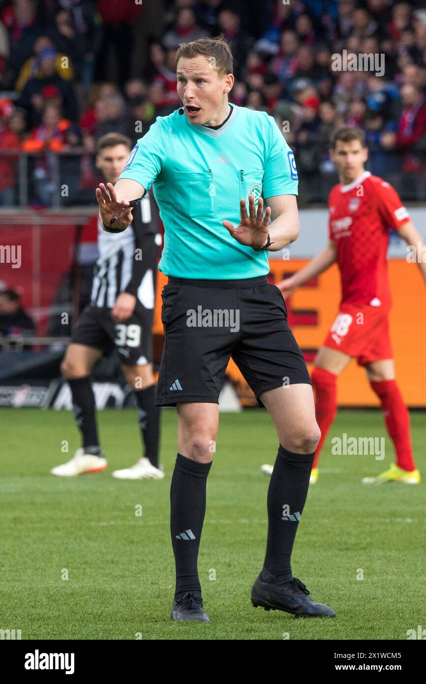 Football match, referee Martin PETERSEN calls for caution, Voith-Arena ...