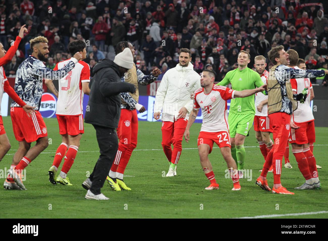 MUENCHEN, Germany, 17. APRIL 2024; 1 Manuel NEUER, 4 Matthijs de LIGT ...