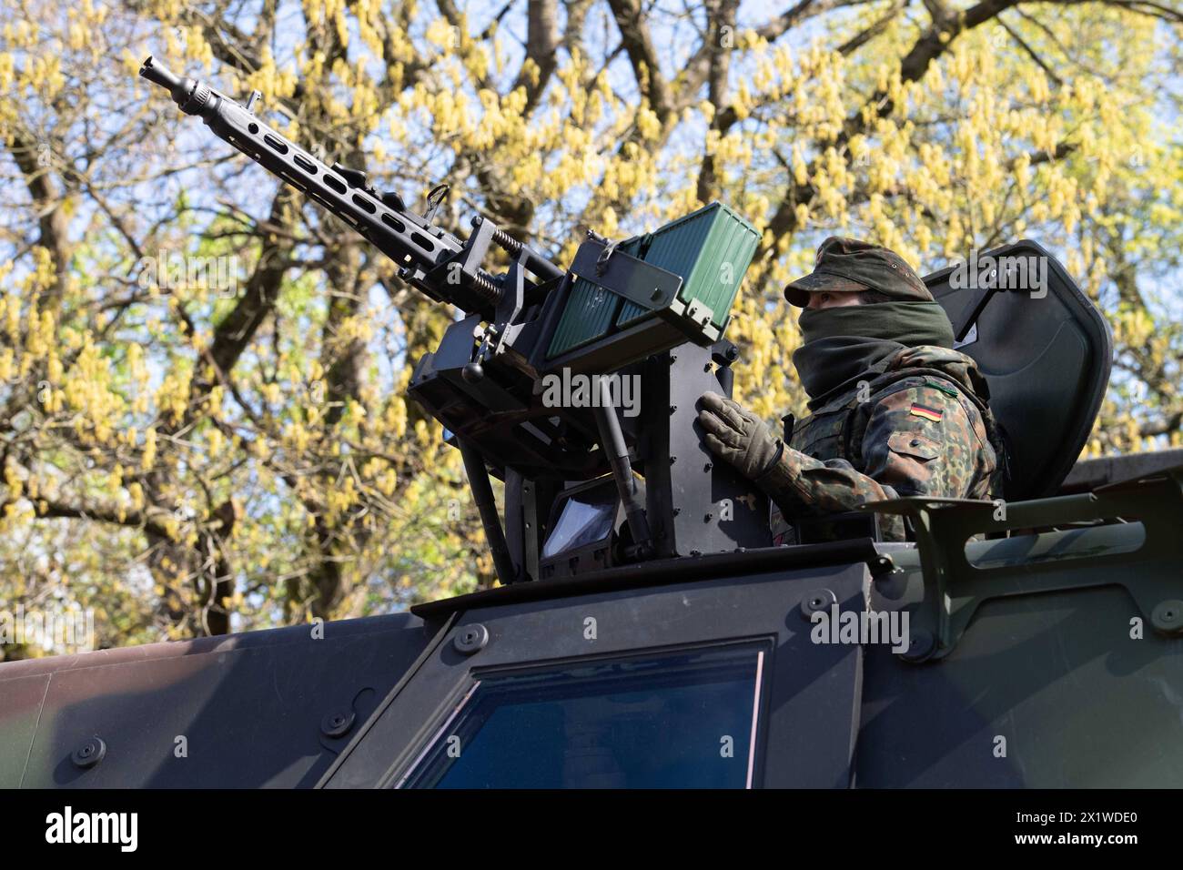 Soldat mit Maschinengewehr auf einem Fahrzeug, Bundespraesident Frank ...