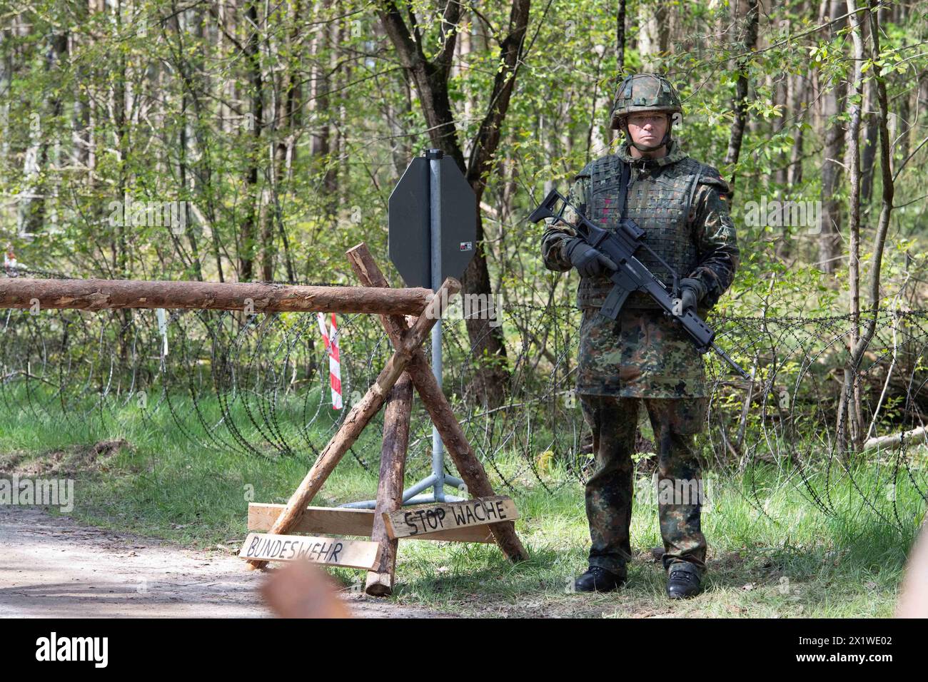 Soldat an einem Checkpoint, Strassensperre, Bundespraesident Frank ...