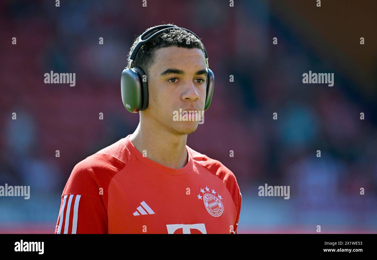 Jamal Musiala FC Bayern Muenchen FCB (42) Portrait, Headphones, Voith ...