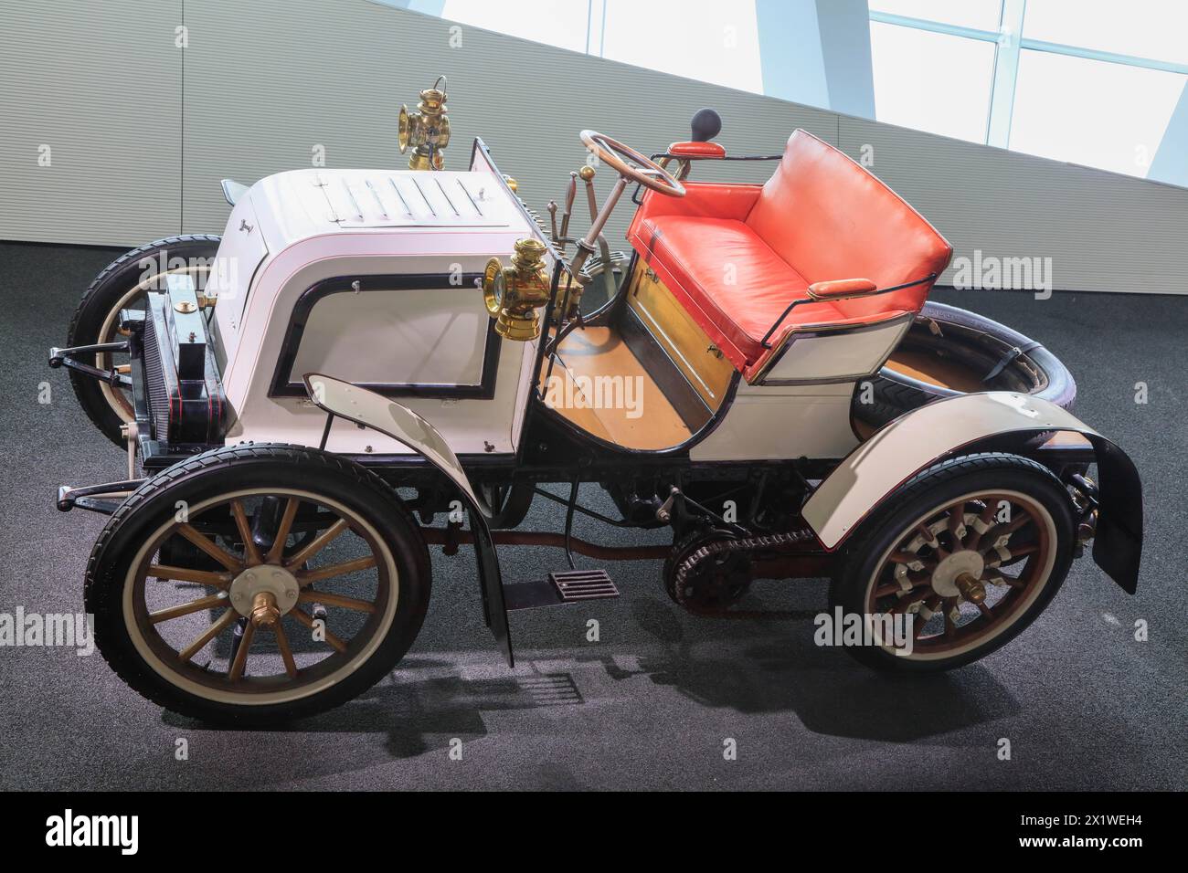 Daimler Phoenix 23 hp racing car from 1900, Mercedes-Benz Museum ...
