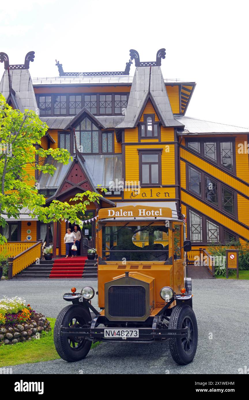 Historic wooden hotel and vintage car, Telemark Canal, Dalen, Telemark ...