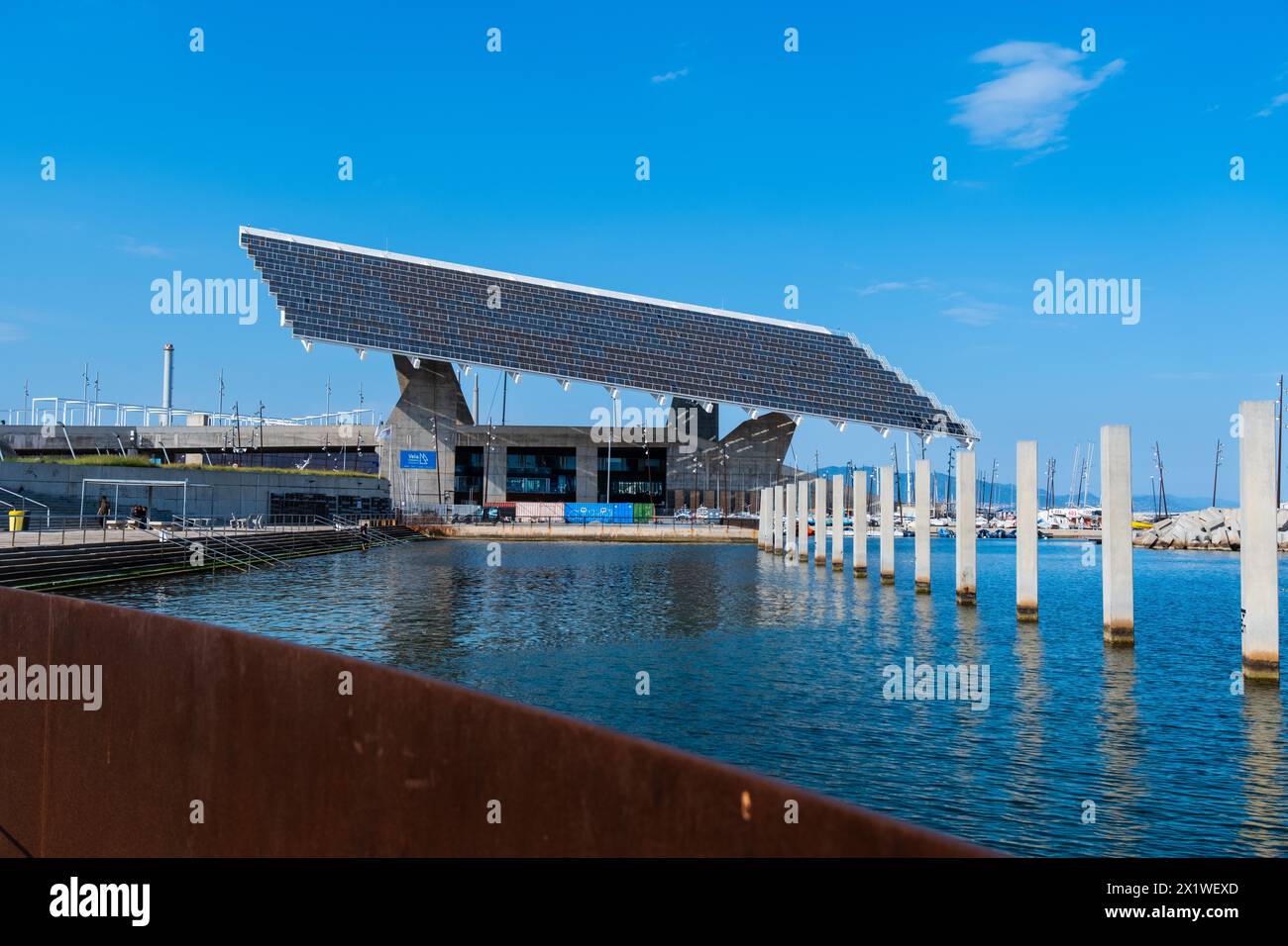 The photovoltaic pergola in the Forum district, a sail the size of a ...