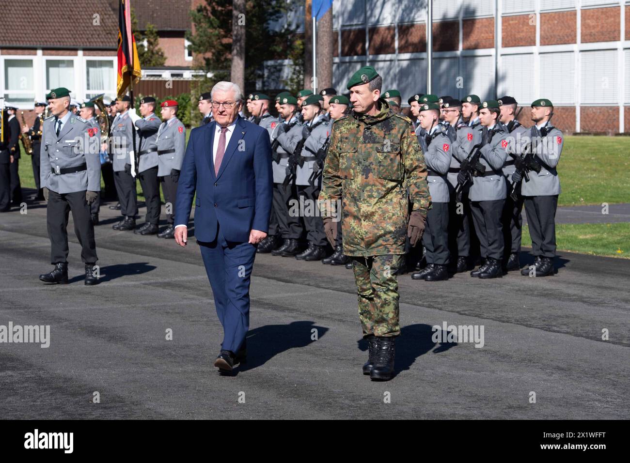 Bundespraesident Frank-Walter STEINMEIER wird mit militaerischen Ehren ...