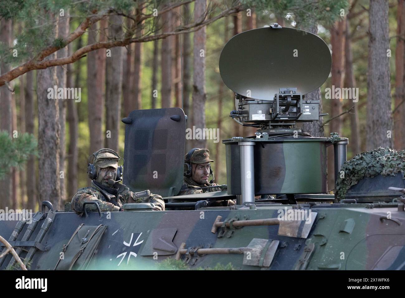 Zwei Soldaten in einem Panzer Fuchs neben einer Radaranlage, allgemein ...