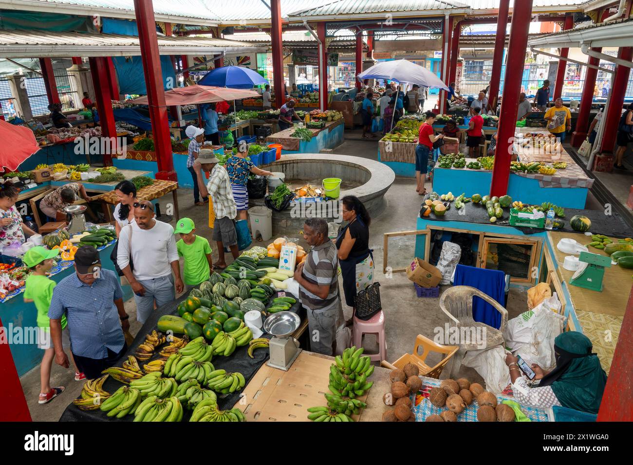 People shopping tropical fruits at Victoria market, Mahé island ...