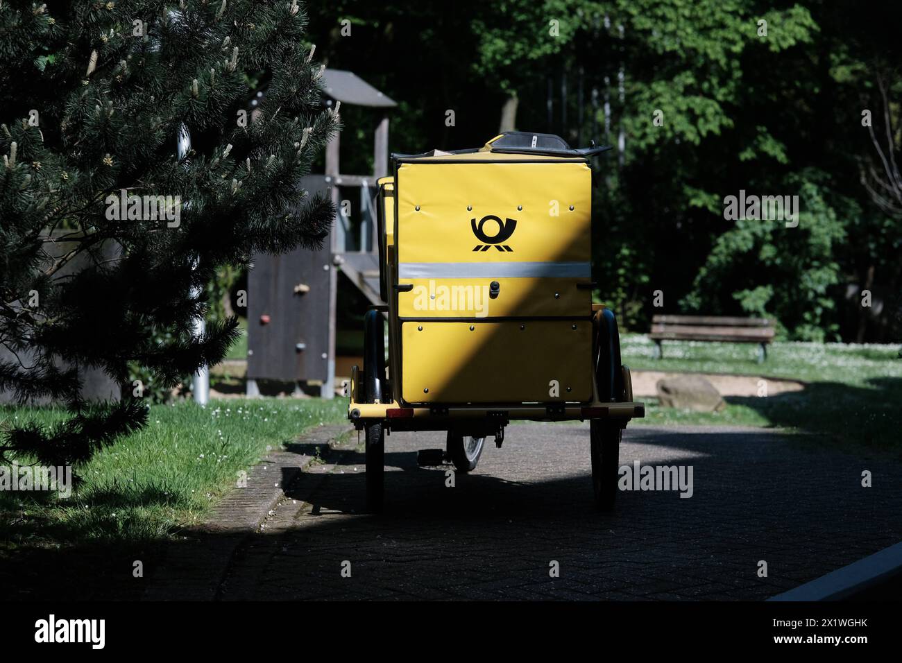 Düsseldorf 18.04.2024 Post DHL Brief Briefe Briefzustellung Zusteller ...