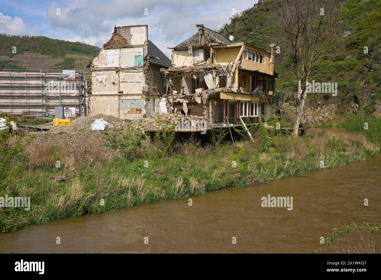 17 April 2024, Rhineland-Palatinate, Mayschoß: A house ready for ...