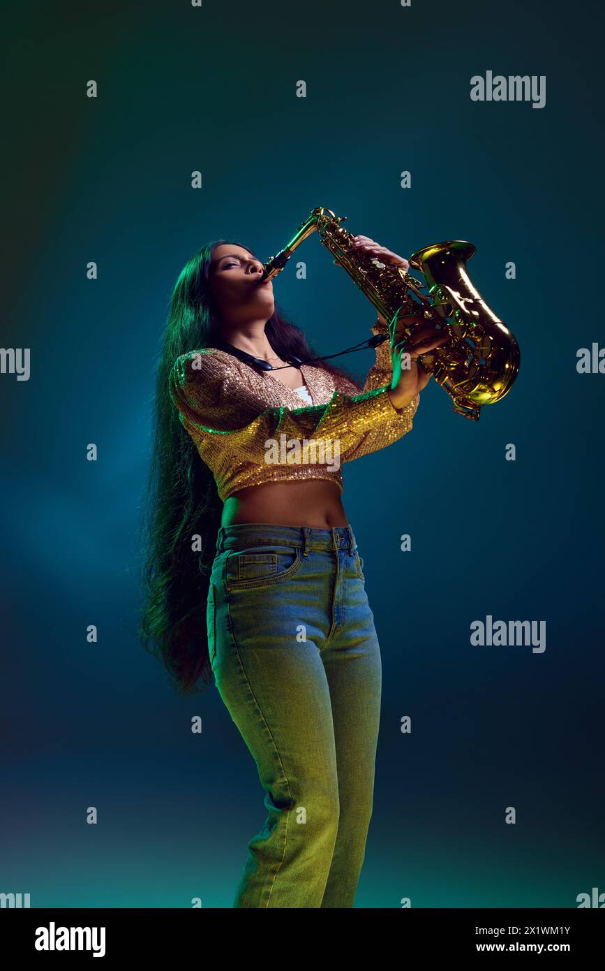 Concert view female saxophonist hi-res stock photography and images - Alamy