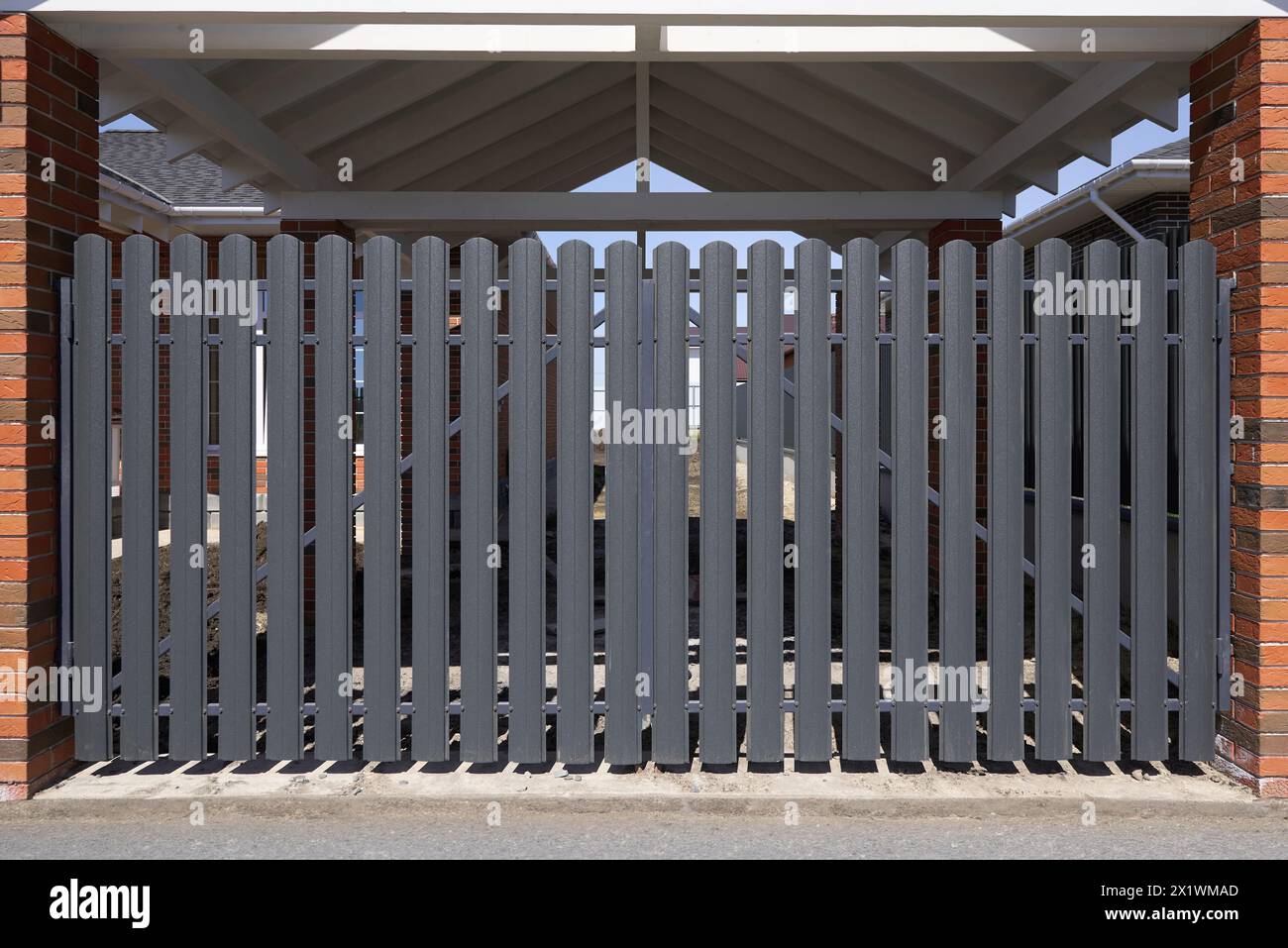 Black steel gates hi-res stock photography and images - Alamy